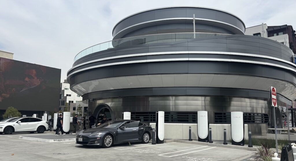 Du burger Cybertruck à la déco Star Trek : On a testé le premier Tesla ...